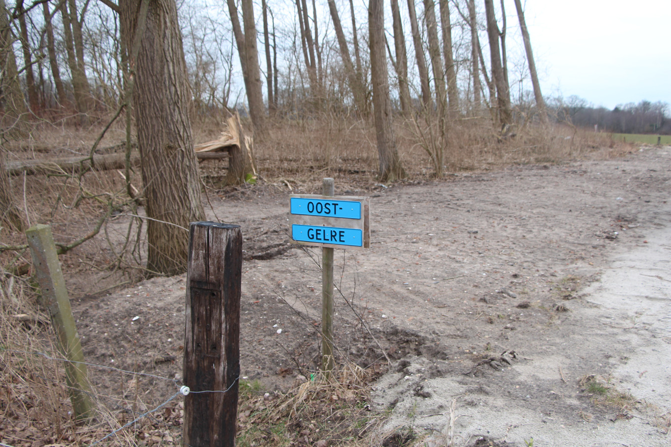 Oude N18 gedeeltelijk opgebroken, maar oude gemeentegrens 'staat' nog ...