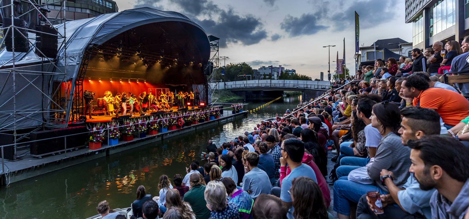 Een paar jaar gelegen reden er auto’s, nu geniet het publiek van gratis ...
