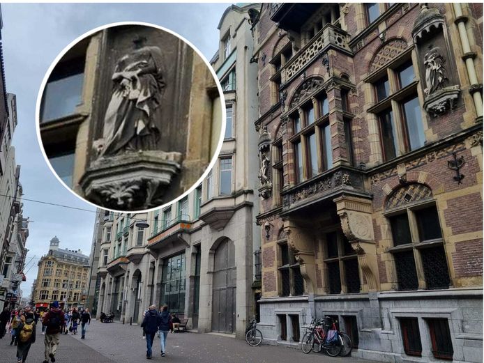 Waar is het hoofd van het vrouwenbeeld op de gevel van het Tweede ...