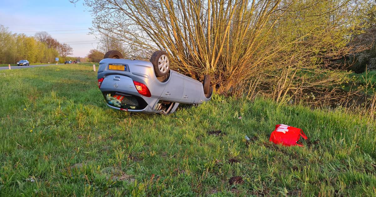 Automobilist raakt macht over stuur kwijt en slaat over de kop | Gouda | AD.nl