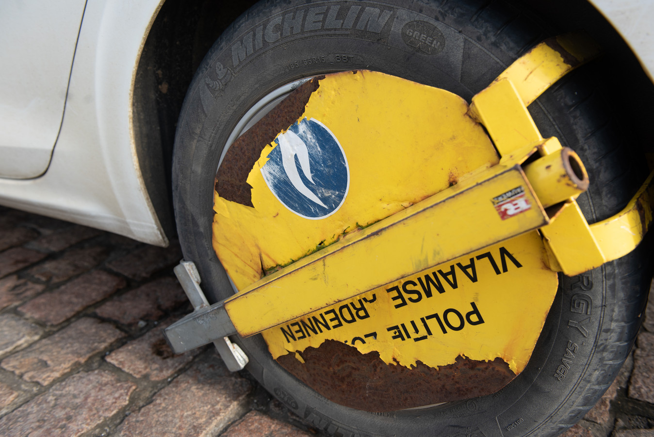 Politie haalt 4 patserwagens uit het verkeer en zet er een wielklem op ... Politie haalt 4 patserwagens uit het verkeer en zet er een wielklem op ...