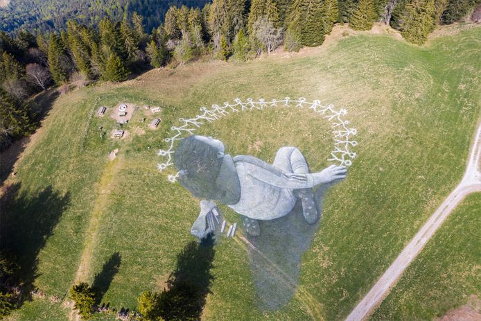 Beyond Crisis Van De Franse Kunstenaar Saype In Leysin Vaud Zwitserland