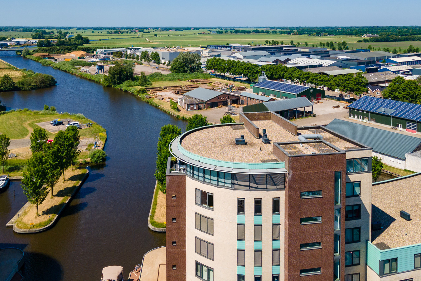 Omstreden fabriek IceBear in Steenwijk overschrijdt normen, buren vragen zich af: ‘Wanneer wordt ...