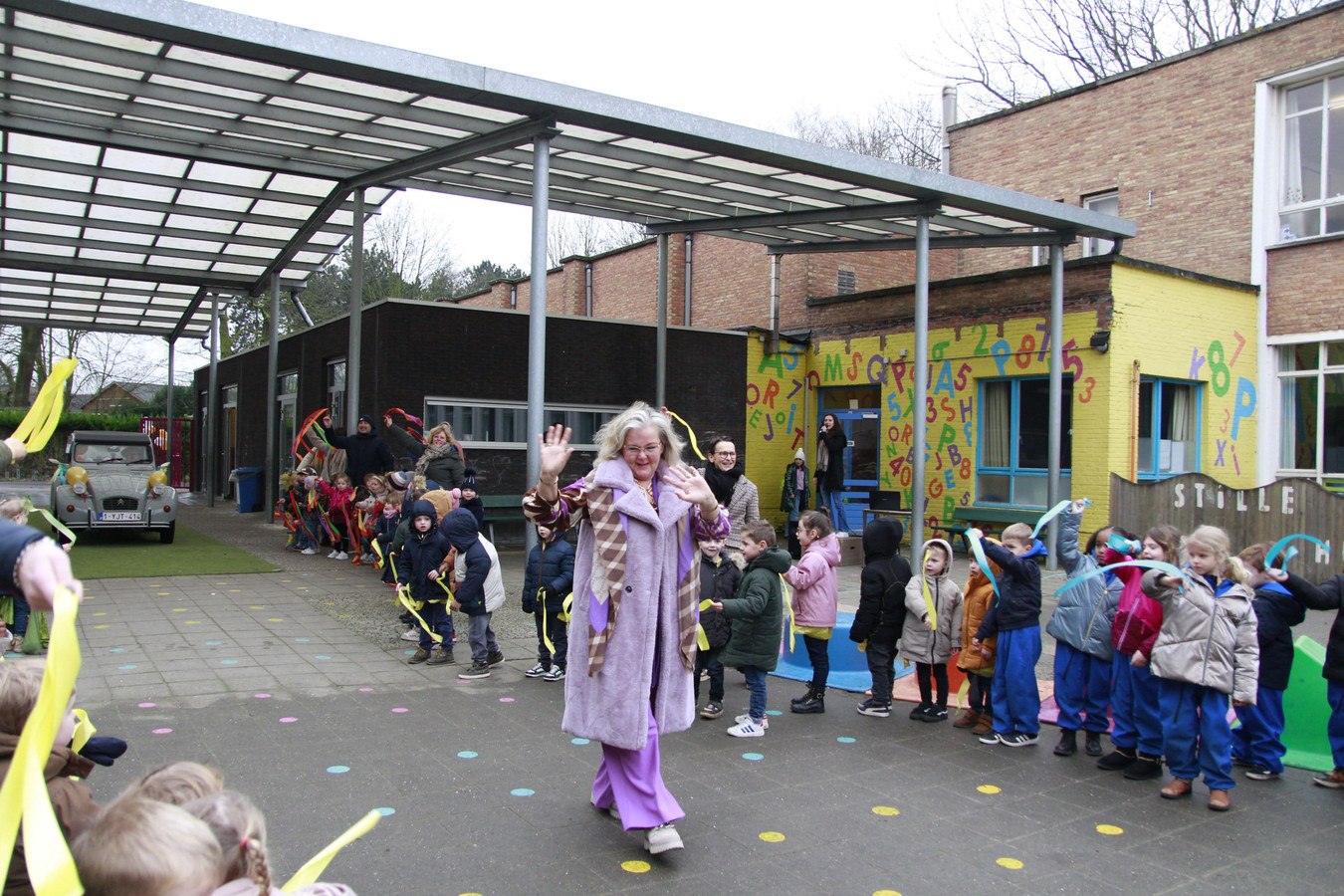De Kleuterark wuift juf Ann (61) na meer dan veertig jaar feestelijk ...