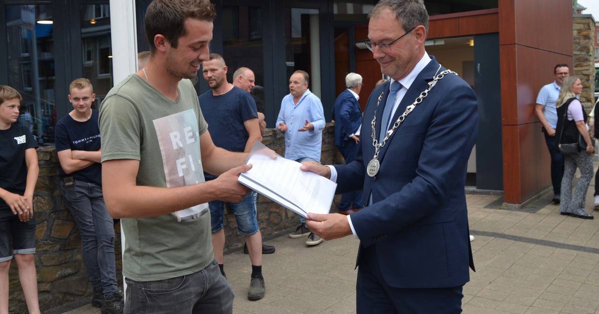 Boeren overhandigen burgemeester Boxtel motie voor aanvang ...