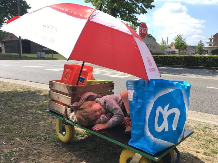 IN BEELD: Stadsmedewerkers schakelen kindjes in om mondmaskers rond te ...