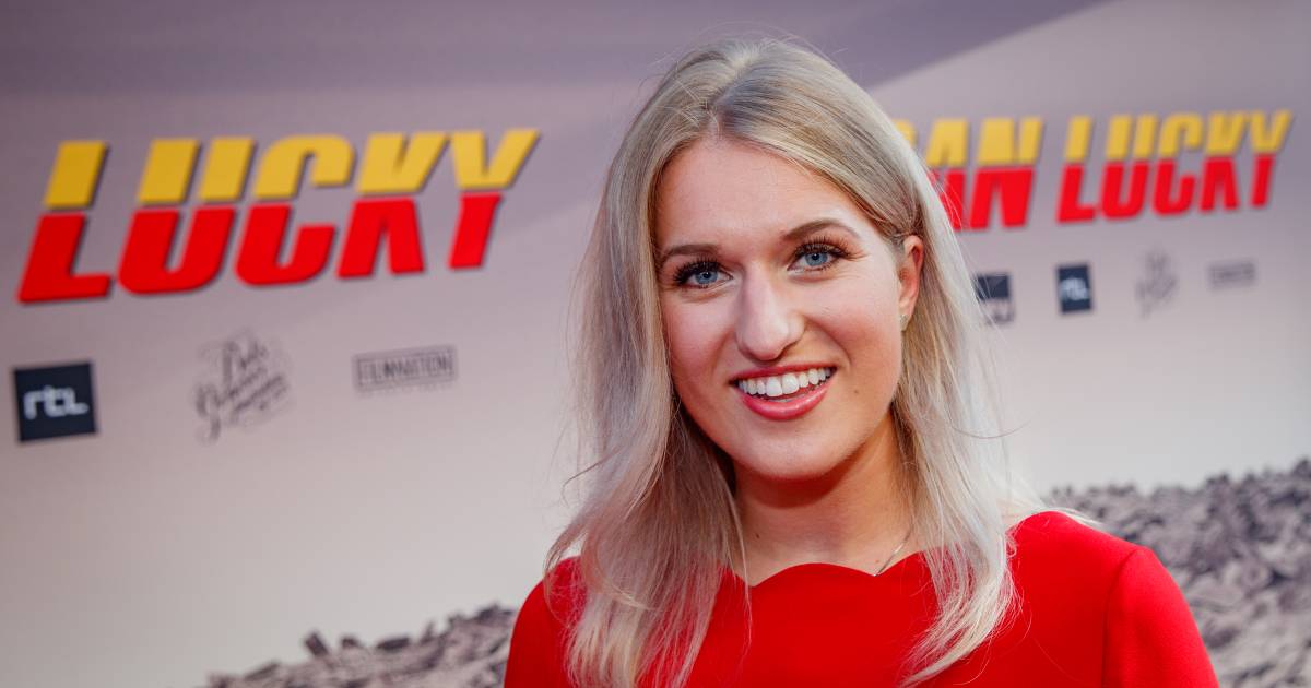 Britt Dekker met Maik de Boer langs rode loper Televizier Gala | Show ...