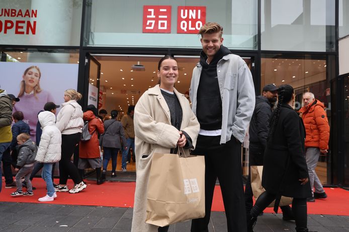 Sharon en Lars weten wel waarom het zo druk is bij Uniqlo in Rotterdam ...