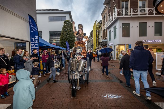 JENEVERFEESTEN. Liters drank, tradities om in ere te houden en bakken regen: dit was dag één van ...