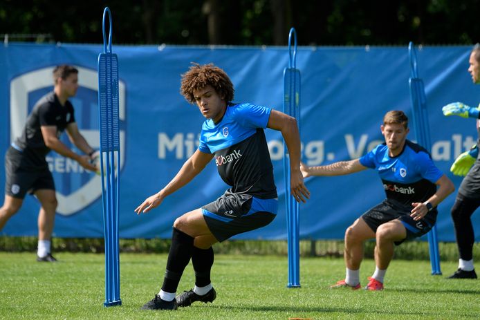 IN BEELD. Spelers RC Genk ondergaan dag na eerste training medische ...
