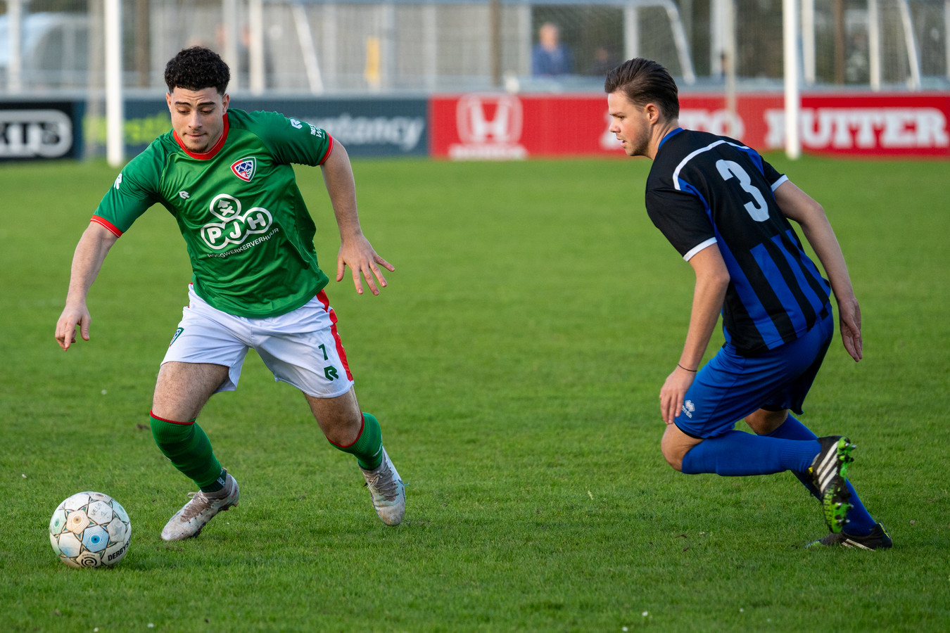 Stuk scheenbeschermer in been van voetballer zorgt voor verbazing: ‘Dit ...