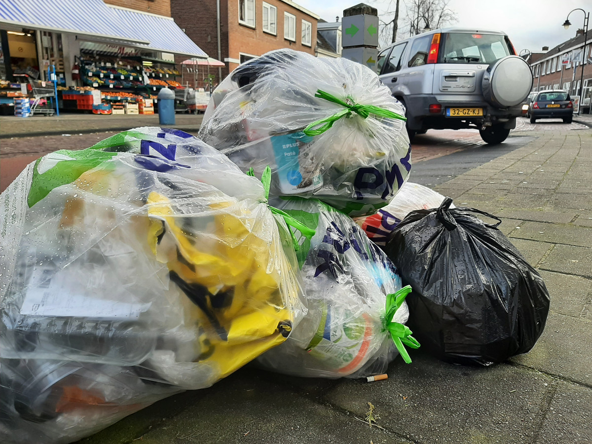 Busjes die af en aan rijden, uitpuilende containers: Deventer pakt ...