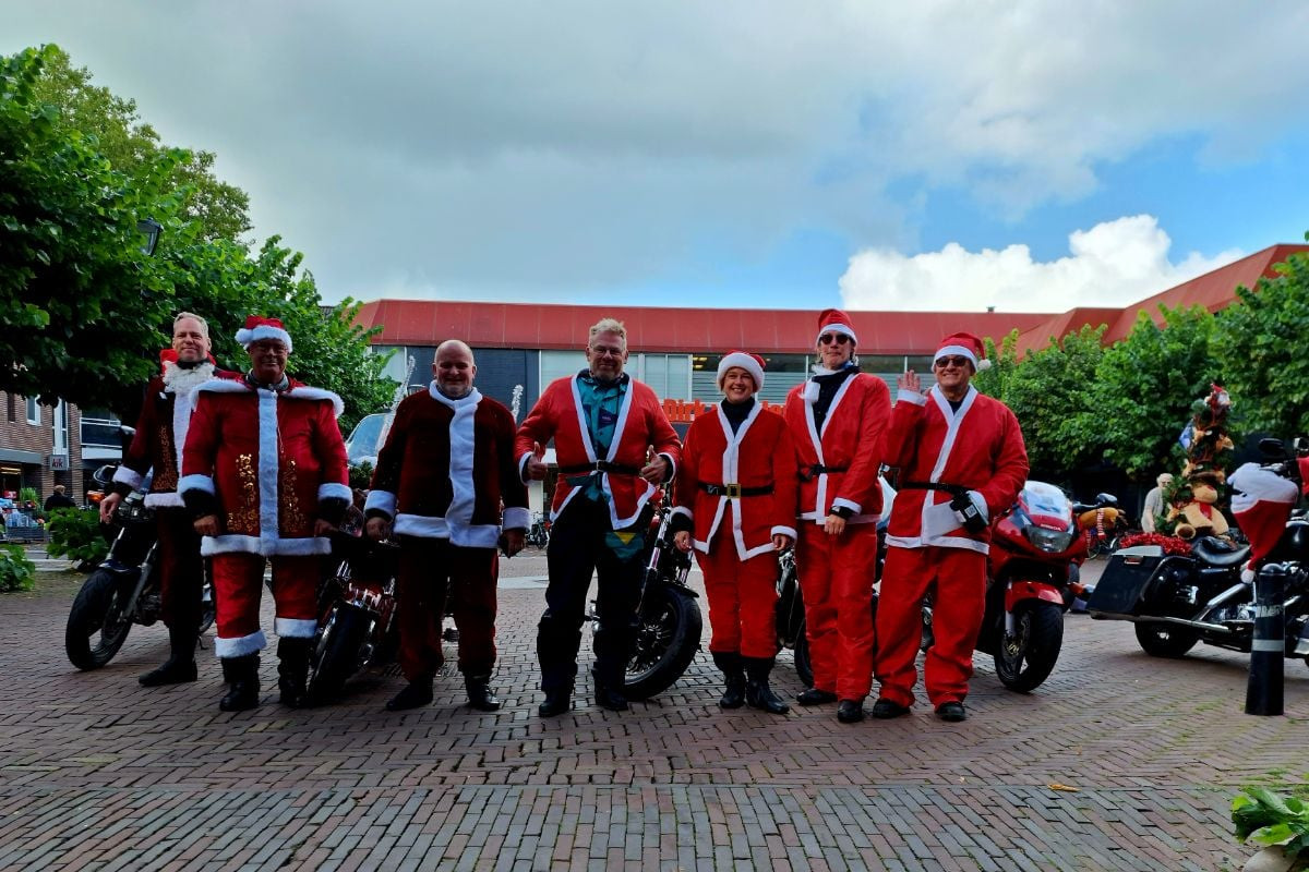 Kerstmannen op de motor door Apeldoorn voor het goede doel: 'Iedere ... Kerstmannen op de motor door Apeldoorn voor het goede doel: 'Iedere ...