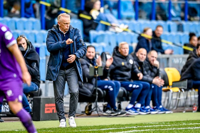 Edward Sturing blijft Vitesse trouw, ook in turbulente tijden: 'Het ...
