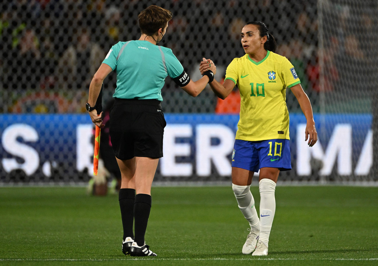 Braziliaanse voetballegende Marta (37) schrijft historie met zesde WK ...