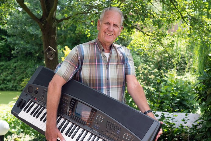 Max (75) uit Leusden maakt karaokemuziek om mensen te troosten en werd ...