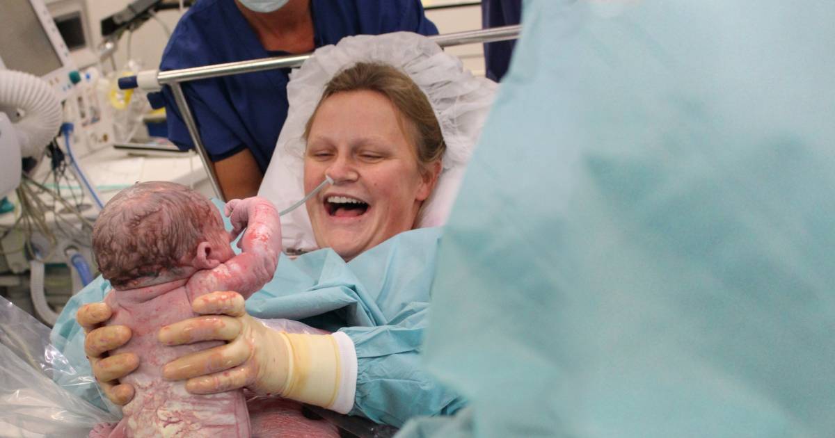 Moeder Kelly haalde Guus tijdens keizersnede zelf uit haar baarmoeder ...