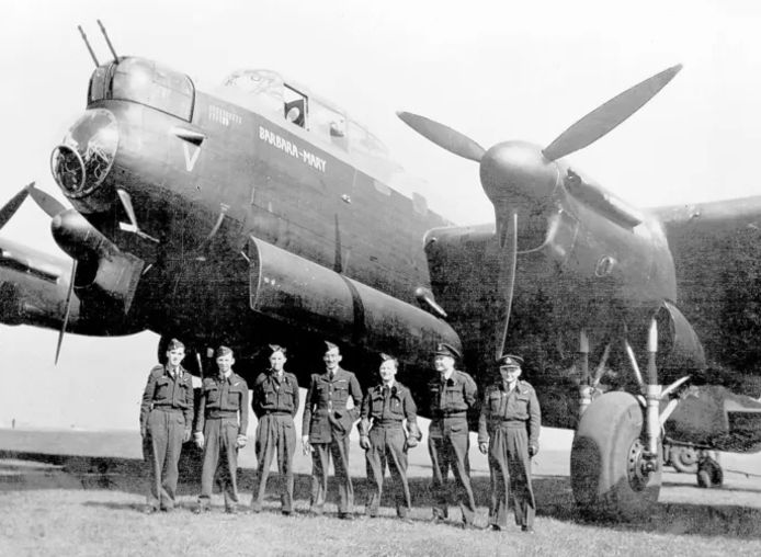 De bemanning van deze bommenwerper ging trots op de foto; een paar uur ...