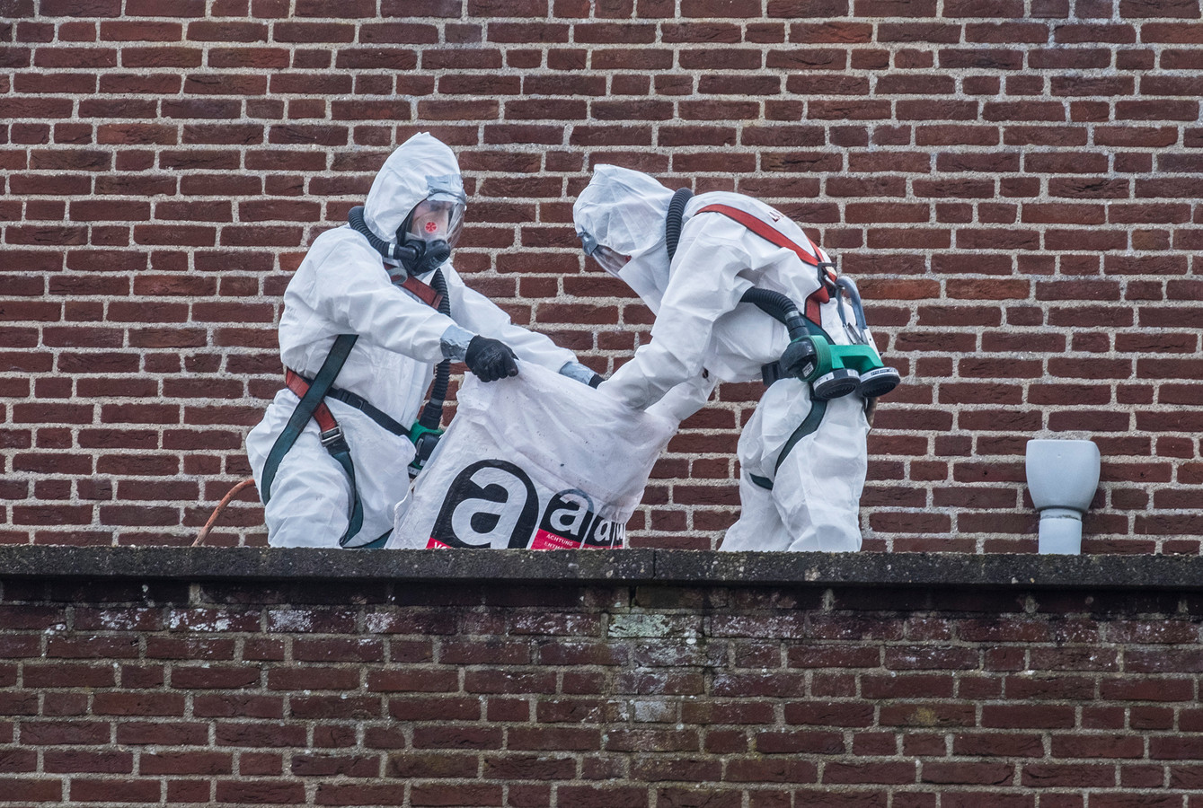 Brandbrief: Maak haast met verbod op asbesthoudende daken | Foto | AD.nl