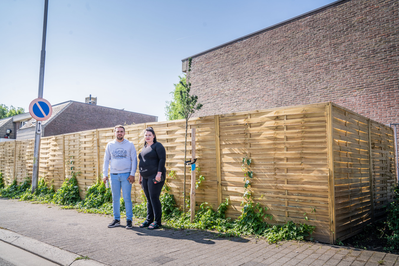 Bewoners kunnen niet geloven dat hun tuinafsluitingen plots weg moeten ...