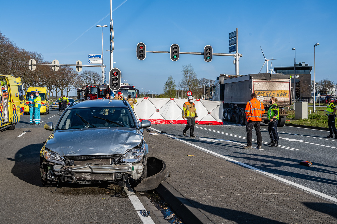 Dode bij ernstig ongeval op Burgemeester Letschertweg in Tilburg | Foto ... Dode bij ernstig ongeval op Burgemeester Letschertweg in Tilburg | Foto ...