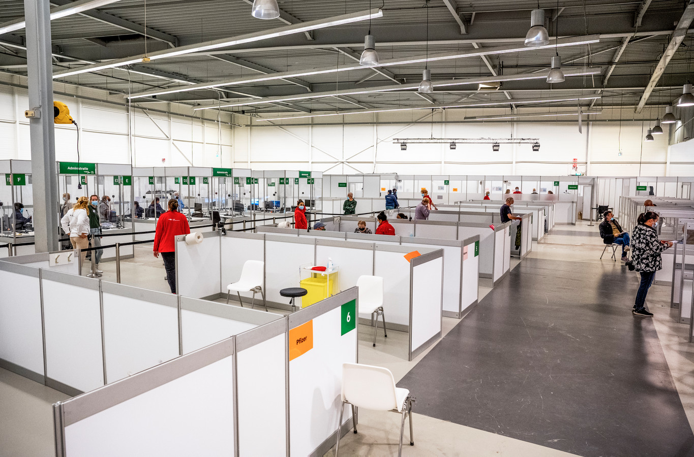 Eerste dag nieuwe prikronde: bij de GGD gaat het van een leien dakje, alleen de terugreis is een ...