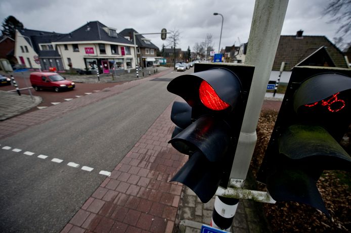 Vervanging verkeerslichten op drukke kruising in Nijverdal zorgt voor twee weken verkeershinder ...