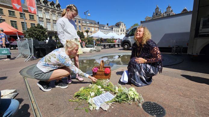 Witte bloemen op Grote Markt van Lier voor veroordeelde ‘heksen’ | Lier ...