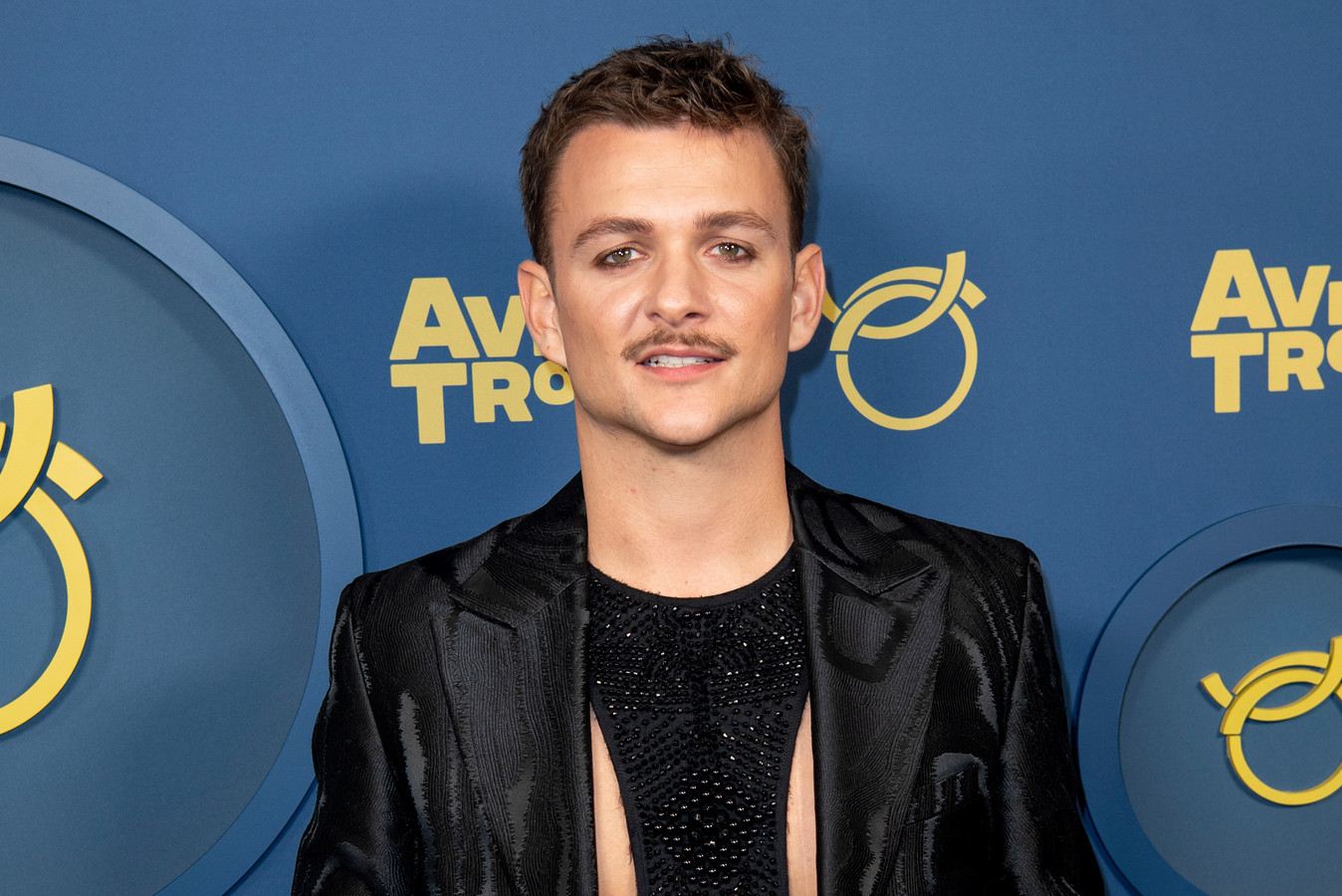 De onorthodoxe look van presentator Jurre Geluk sluit natuurlijk ...