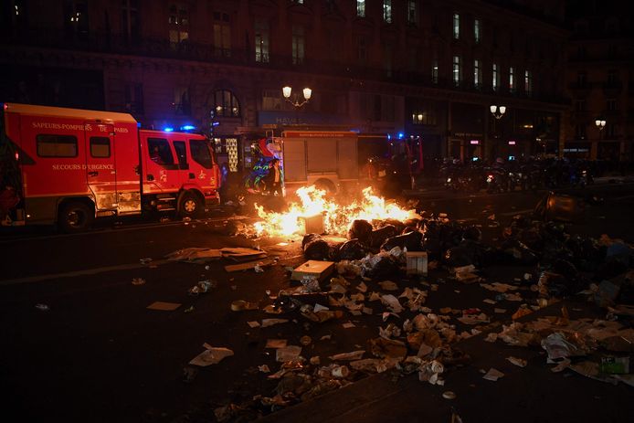 Franse regering overleeft nipt twee moties van wantrouwen om ...
