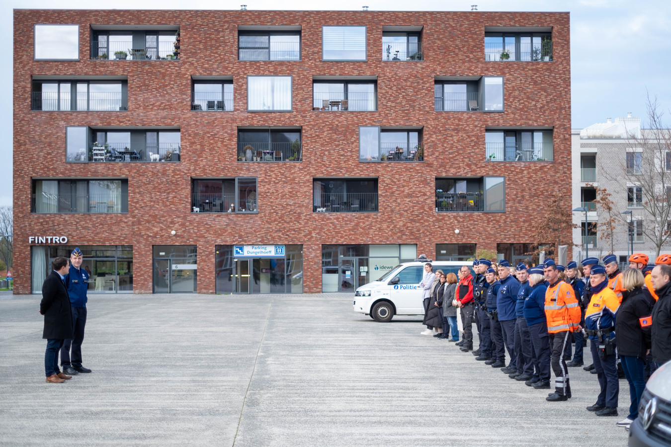 Politiekorpsen eren overleden collega met minuut stilte en eresaluut ...