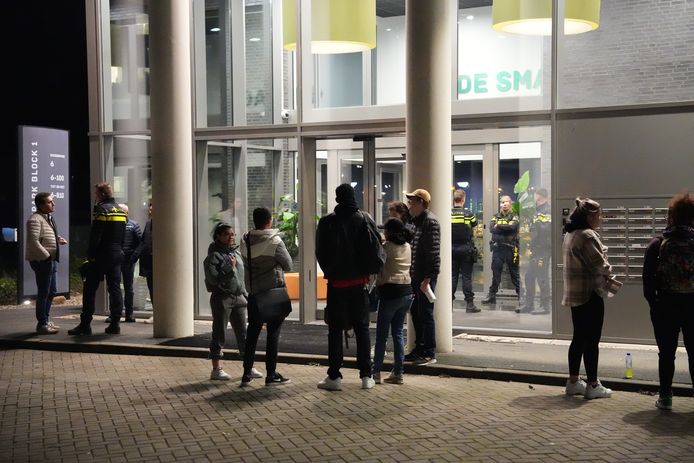 Flat trilt zo hard tijdens concert The Streamers dat bewoners ...