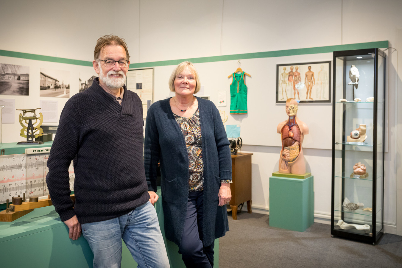 Spiekbriefjes en oude schoolbel terug te zien op Wageningse ...