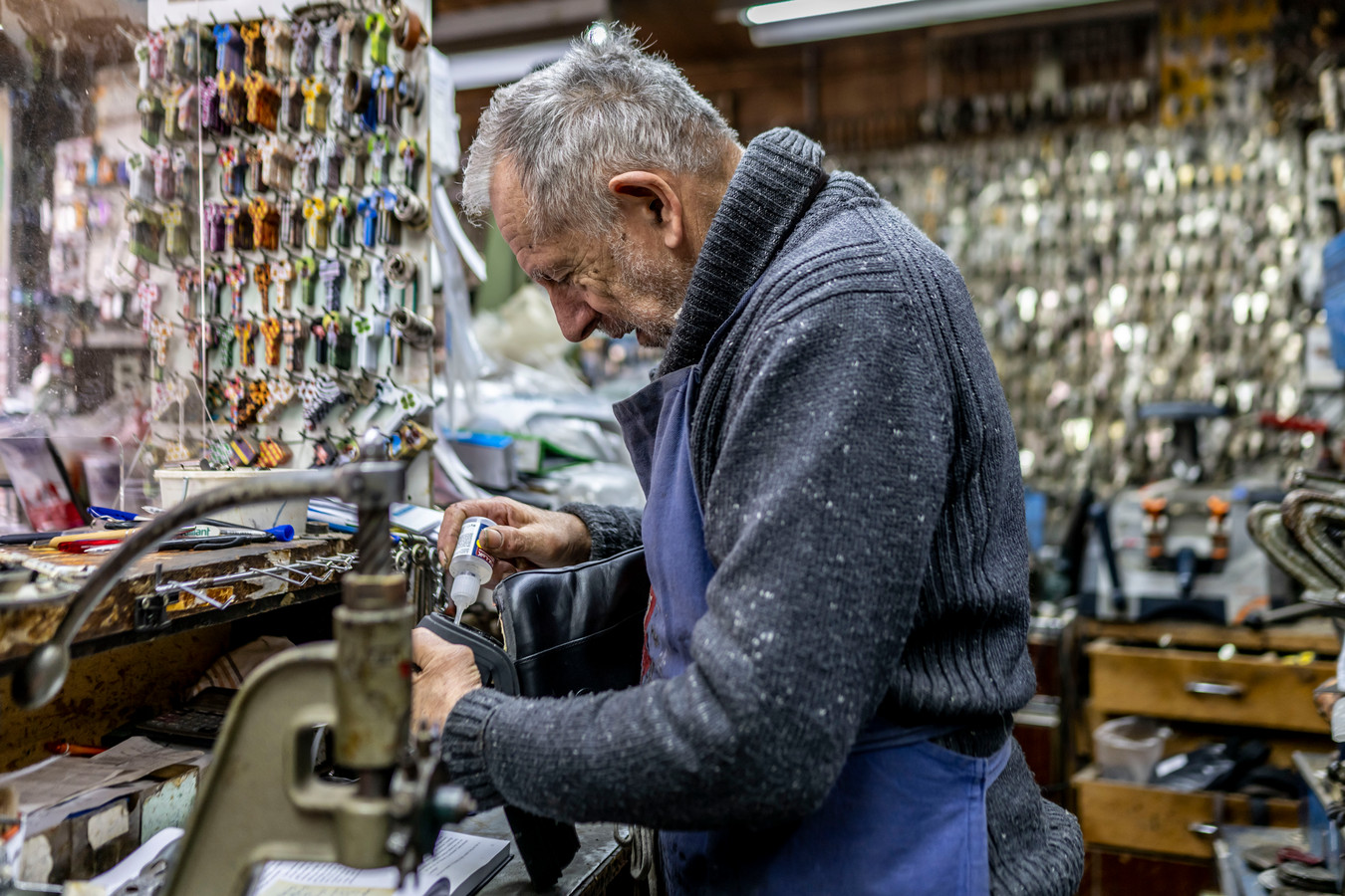 “De tijd van de naaldhakken, dát waren gouden jaren”: Leo Tas (80) is ...