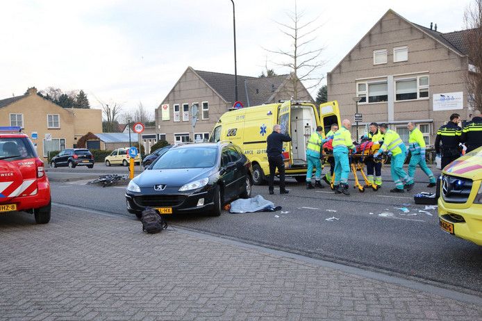Ernstig ongeluk in Reusel: jongen meters meegesleurd door busje | Binnenland | AD.nl