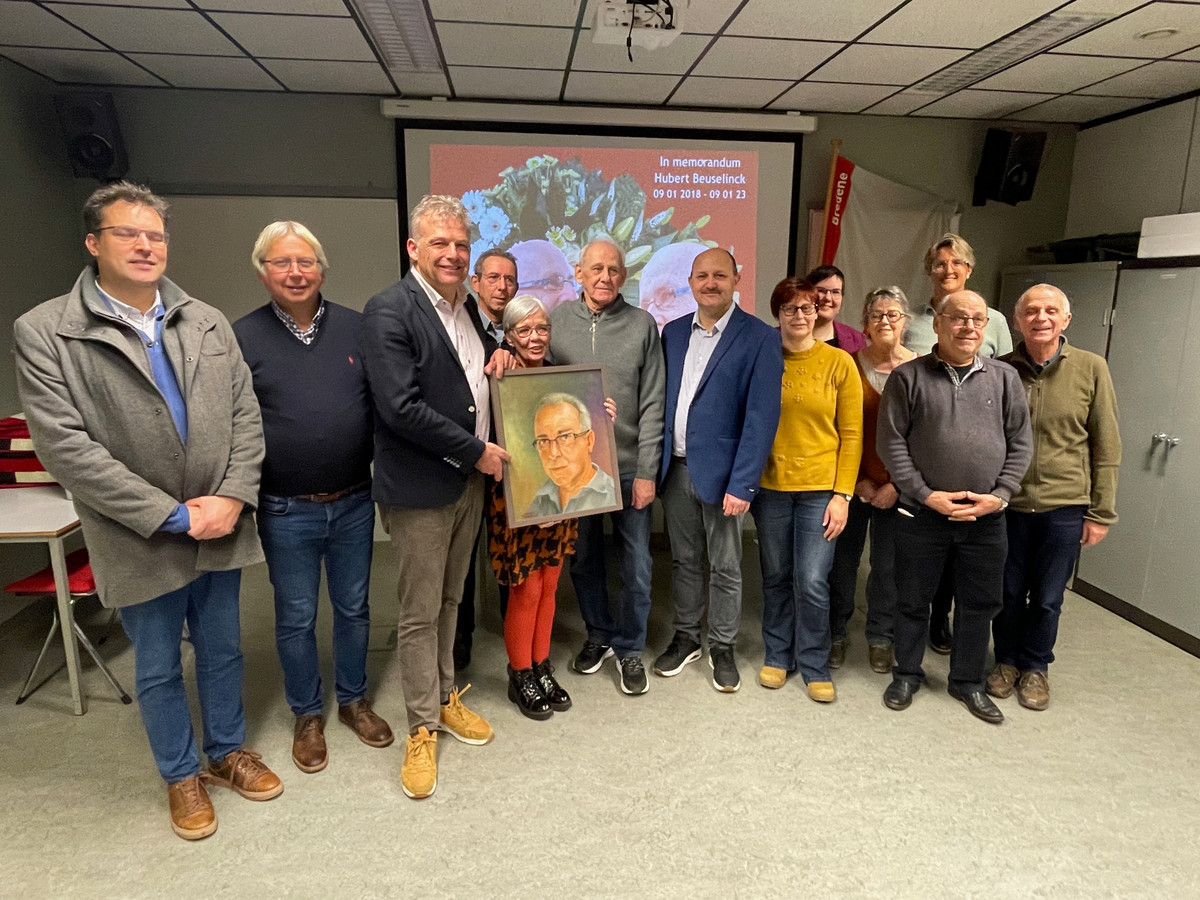 Bredene is Hubert Beuselinck nog lang niet vergeten. Schilderij onthuld ...