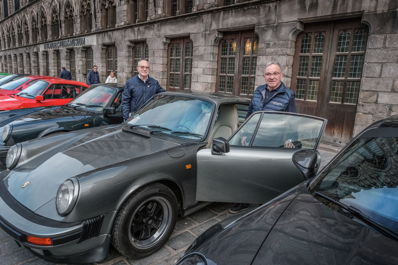 140 Porsches verzamelen op Ieperse Grote Markt: “Met zo’n wagen rijden ...
