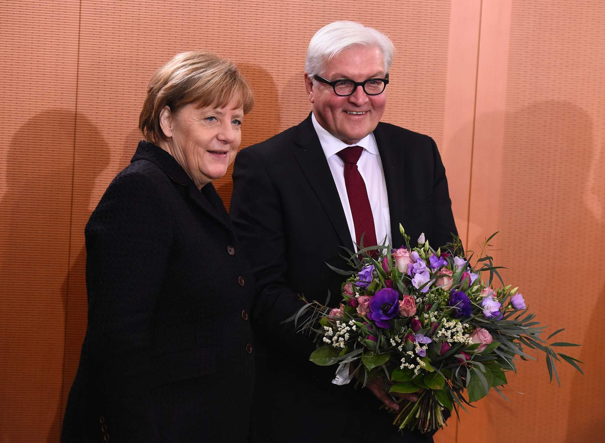 Angela Merkel décorée pour sa gestion des crises | Foto | 7sur7.be