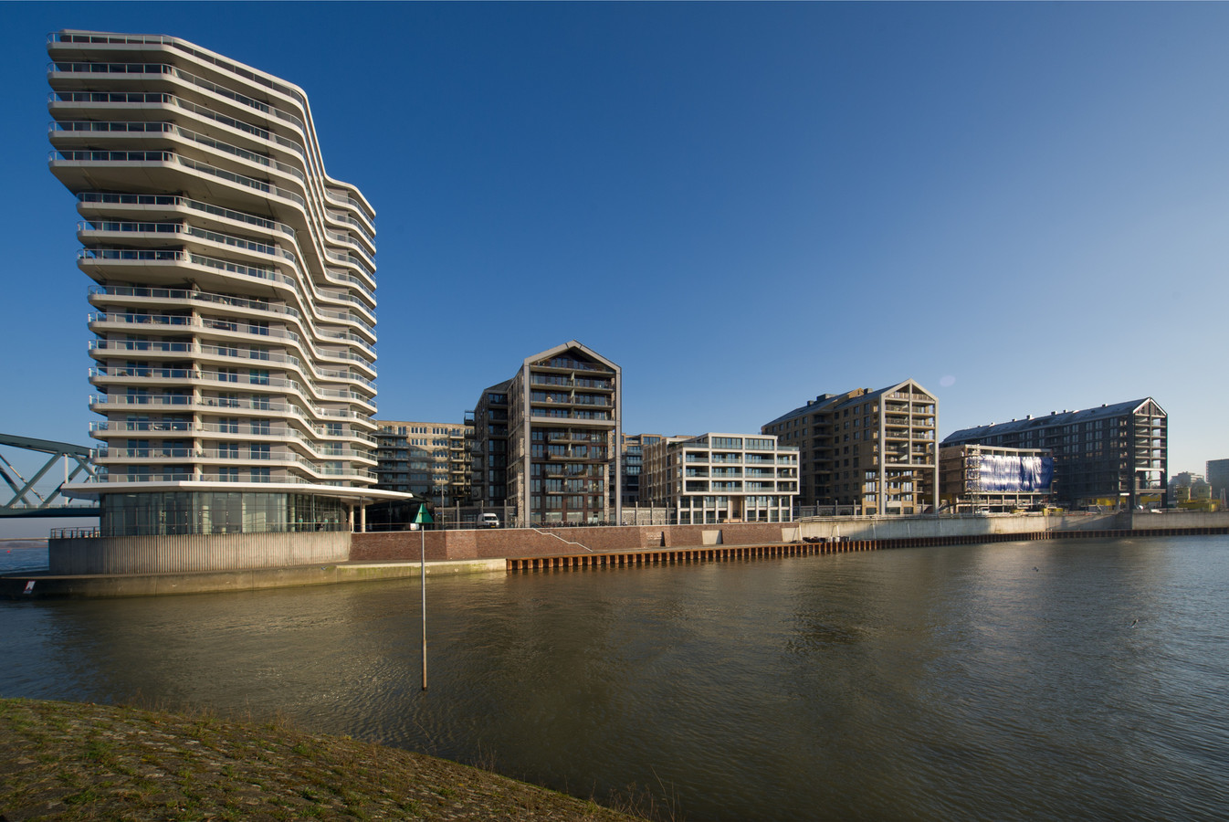 Autostrippers zijn gek op dure Mercedessen in parkeergarage van ...
