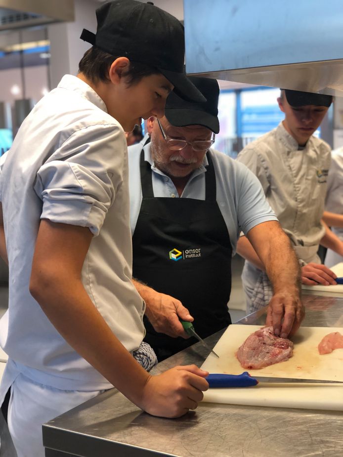 Jongeren leren de kunst van vis fileren. “We willen hen inspireren om ...