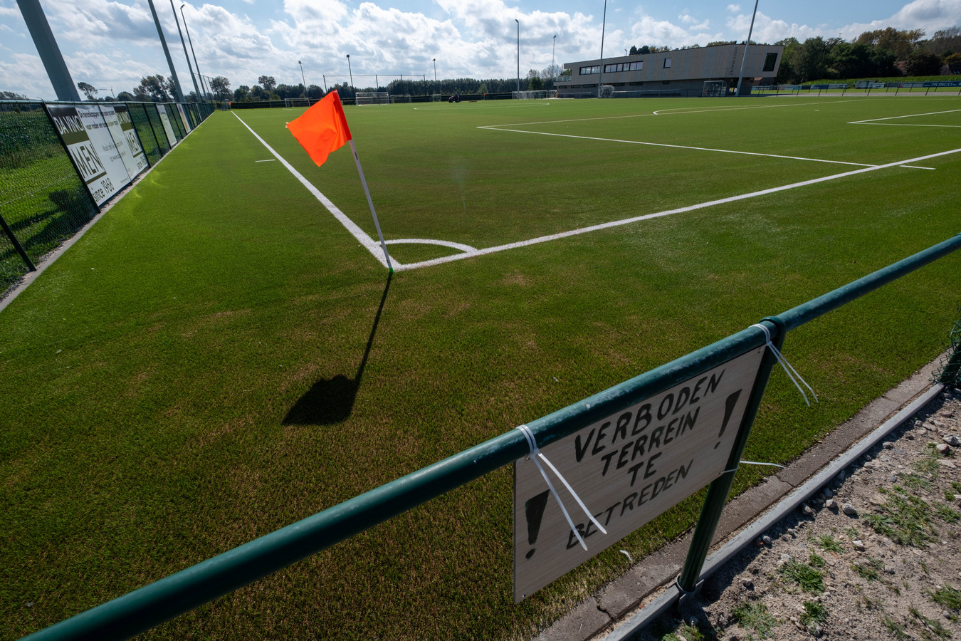 Voetbalclub Zennester Hombeek pakt uit met nieuwe kunstgrasmat: | Foto ...