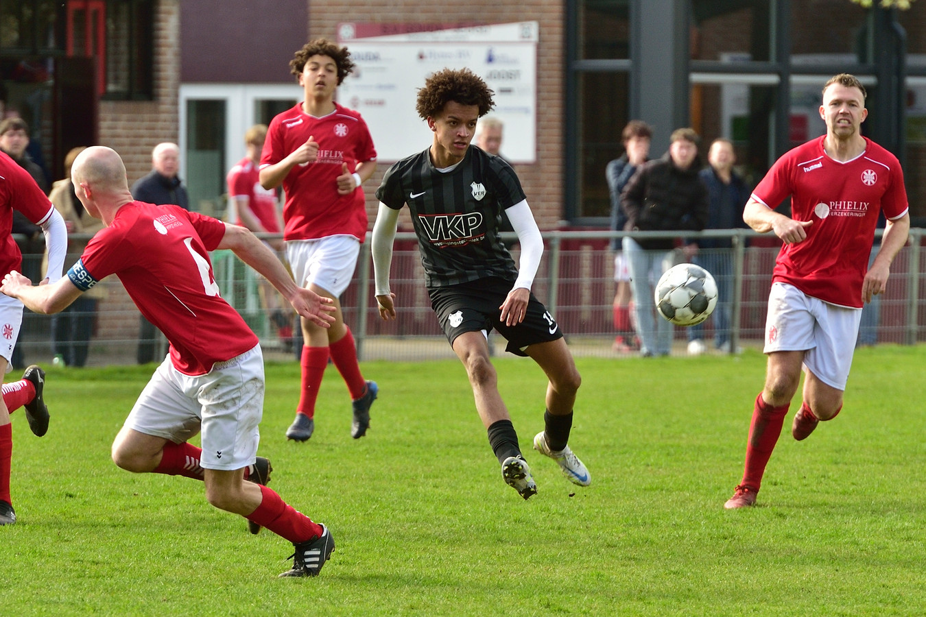 Blessuretijdspektakel bij Montfoort, toeschouwer vervangt arbiter en ...