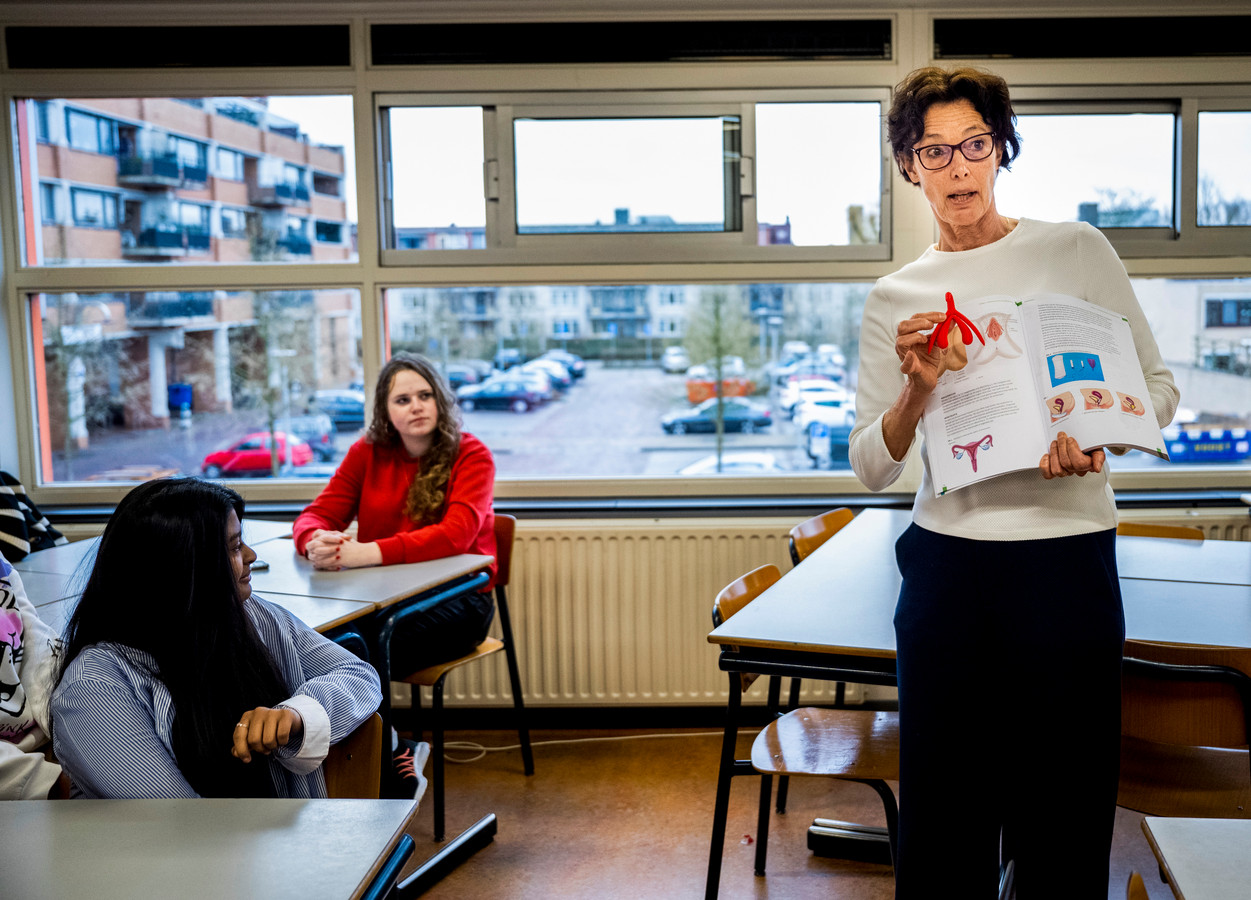 Leerlingen krijgen les met 3D-clitoris: ‘We weten toch ook hoe de eikel ...