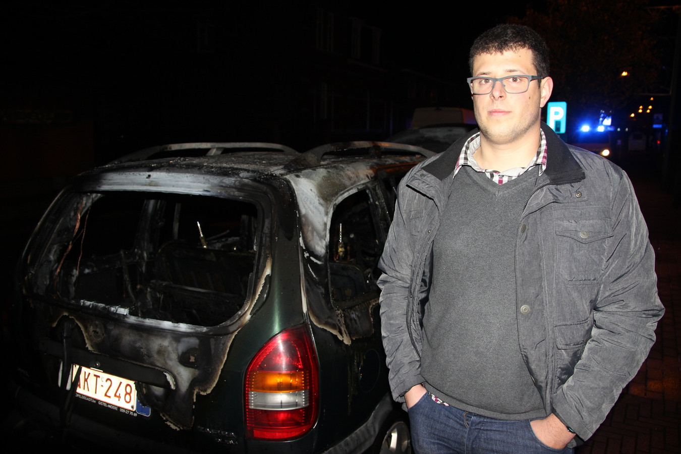 Bestuurder net op tijd weg uit brandende wagen | Foto | hln.be