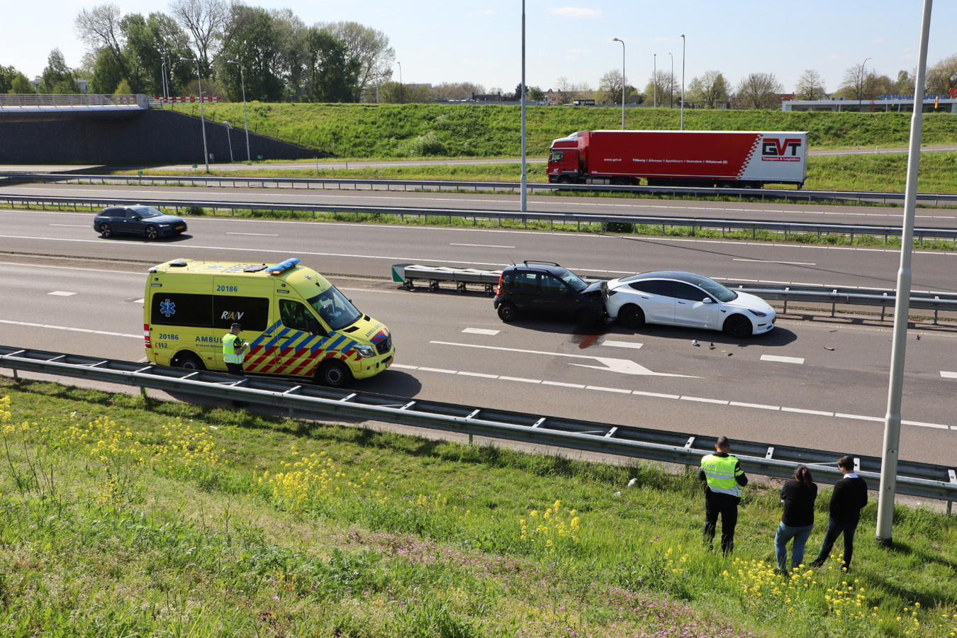 Gewonde bij kop-staartbotsing op de A59 bij Waalwijk | Foto | gelderlander.nl