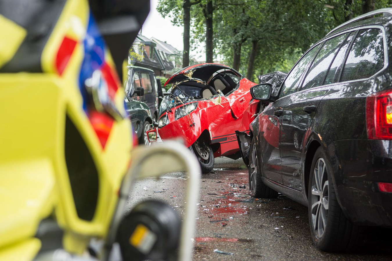 Uithuilen na ongeluk met zeldzame overdekte motor | Foto | AD.nl