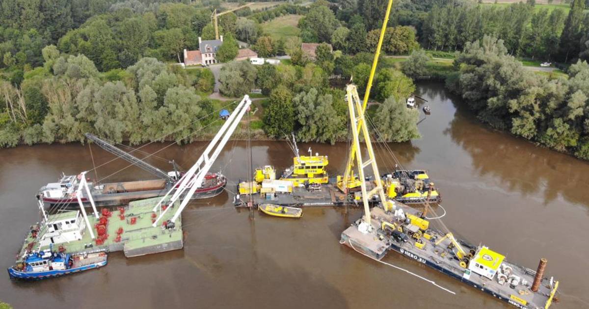 Berging van gezonken schip in volle gang: bijna zestig personen ...