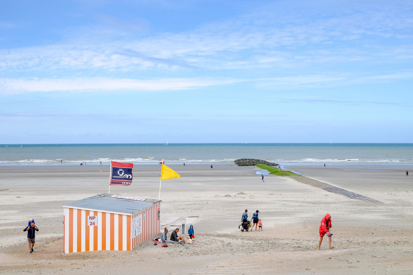 Politie start grootschalige zoekactie op strand en op zee, maar ... Politie start grootschalige zoekactie op strand en op zee, maar ...
