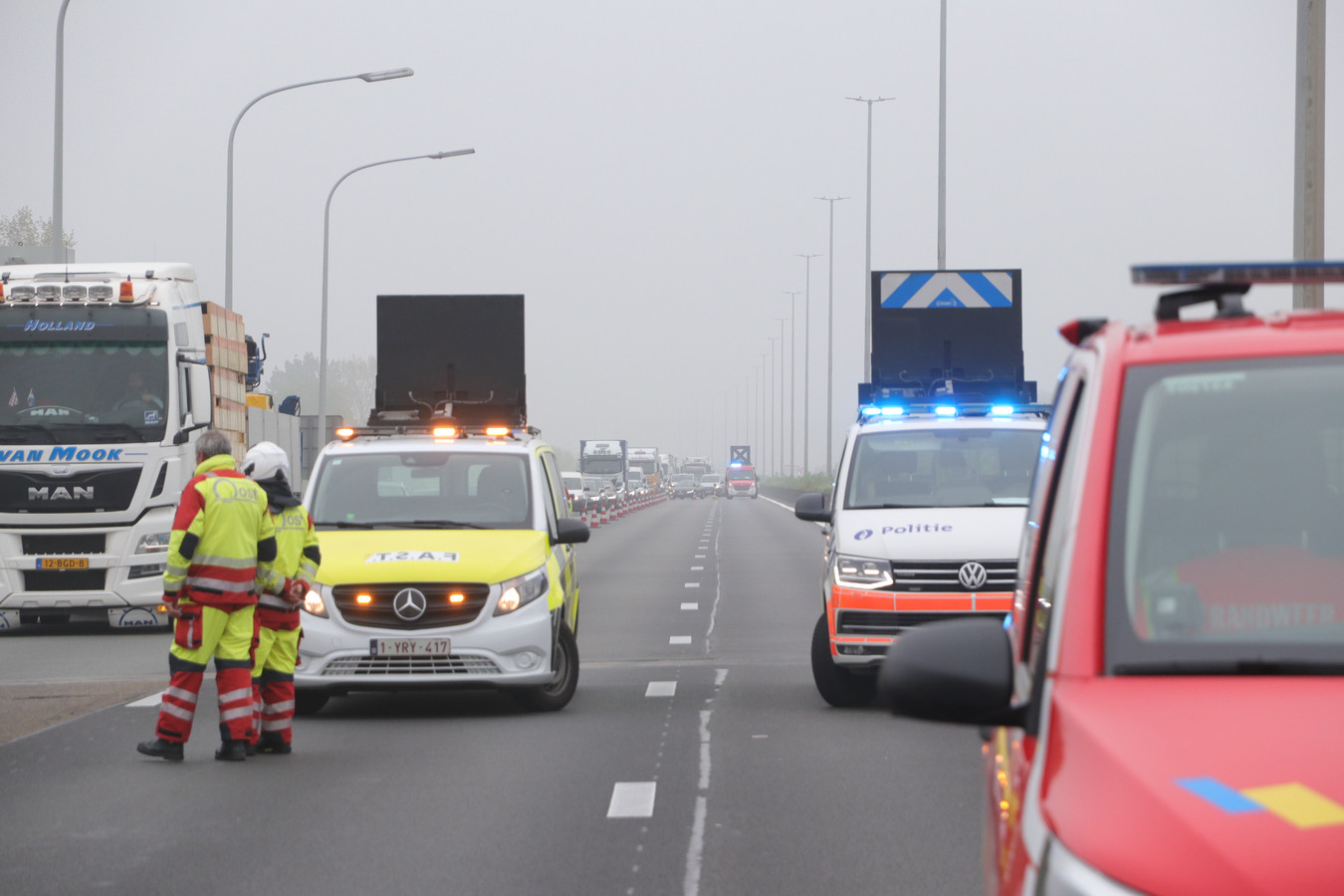 Drie auto’s botsen op E17 in Lokeren: bestuurster gewond en heel wat ...