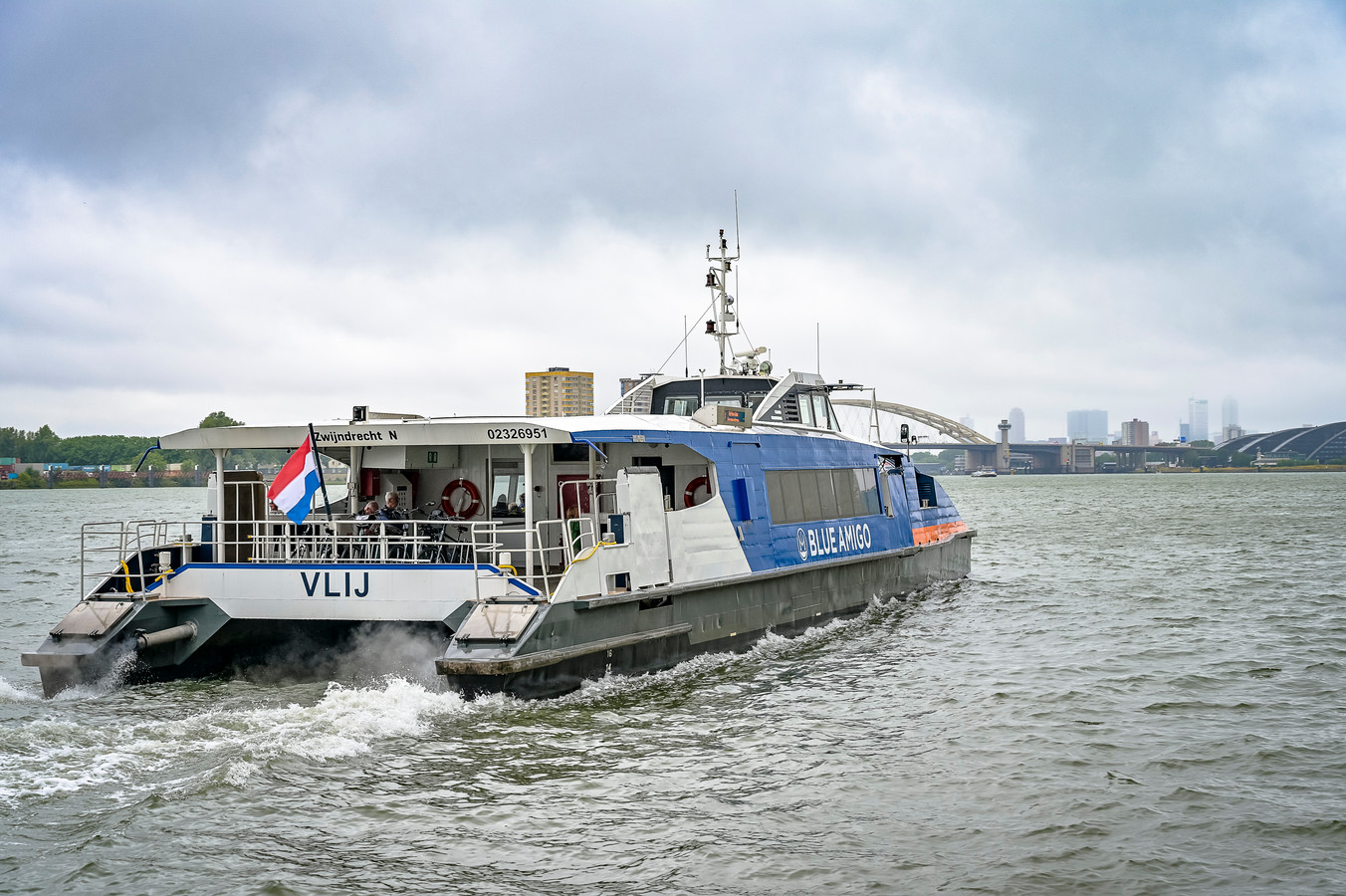 De waterbus tussen Rotterdam en Dordrecht vaart nog maar één keer per ...
